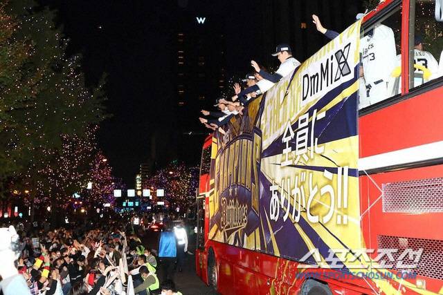 26년 만에 정상에 선 오릭스 야간 카 퍼레이드 오사카 중심가에 30만명 참석 우승 축하