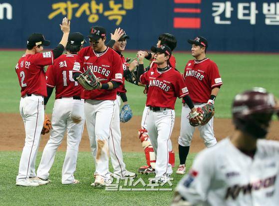 [포토]KS 3차전 승리 자축하는 SSG