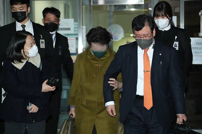 윤 대통령 장모 ‘통장 잔고증명서 위조 첫 항소심취재진 질문에