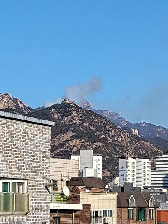 서울 북한산 산불 진화 작업 중 등산객 화재 지역 접근 자제”