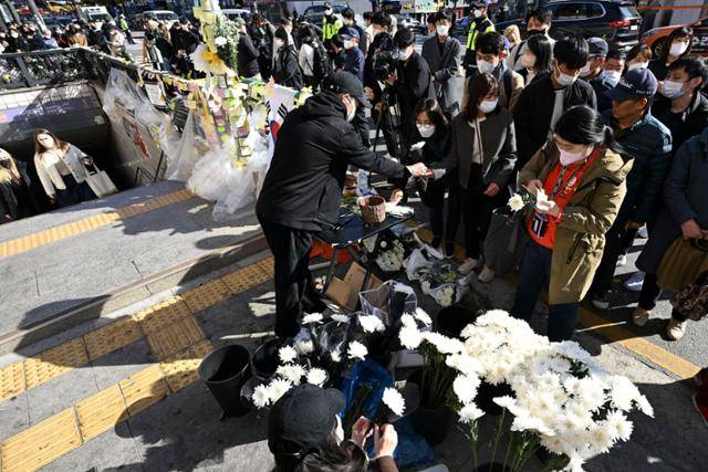 애도기간 끝났지만 이태원역 추모 공간은 지켜주세요”