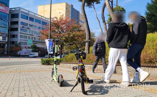 통행로 점령 킥보드·공유자전거 몸살이동주차도 어려워 시민 불만