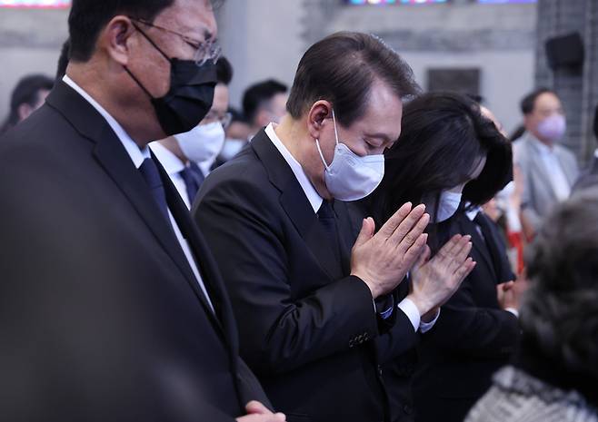 속보 두 손 모아 기도尹 김건희 여사 ‘이태원 참사 추모미사 참석
