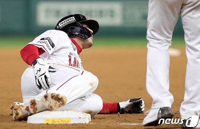 [KS6] SSG 한유섬, 베이스러닝 도중 햄스트링 부상…구급차로 후송