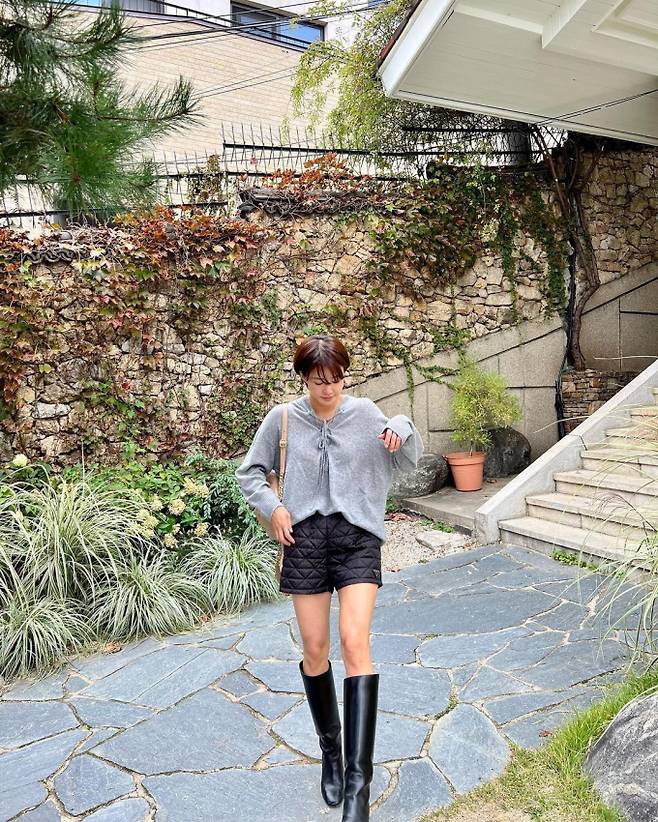 이시영 패딩 반바지롱부츠센스 터지는 일상룩