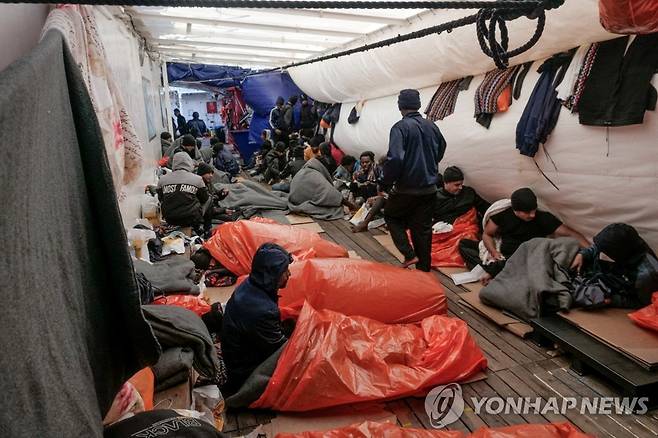 극우 멜로니발 유럽 분열프랑스 이탈리아 난민선 거부 비난종합2보