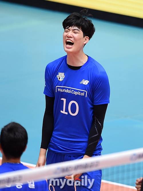 공식발표 우리카드 현대캐피탈에 1r 지명권15억 주고 박준혁 영입