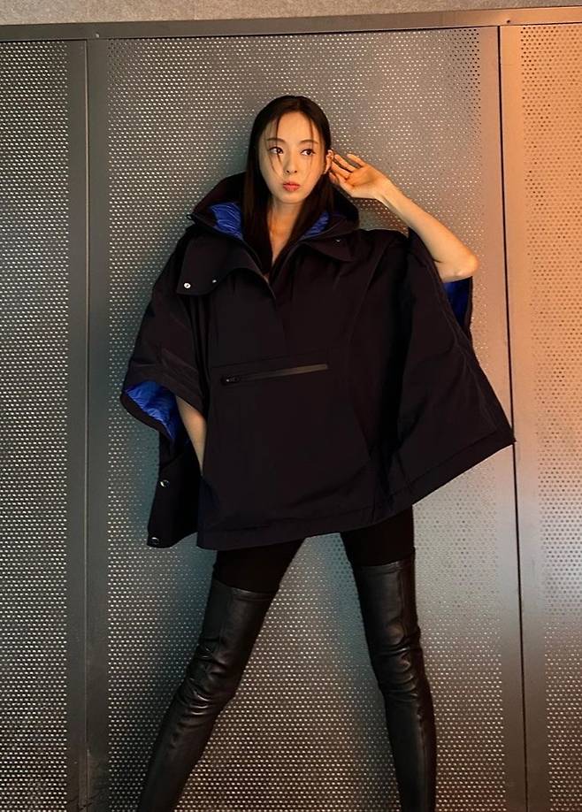 이다희 다리 길이 놀라워 롱부츠와 케이프 아우터의 걸크러시룩 패션엔