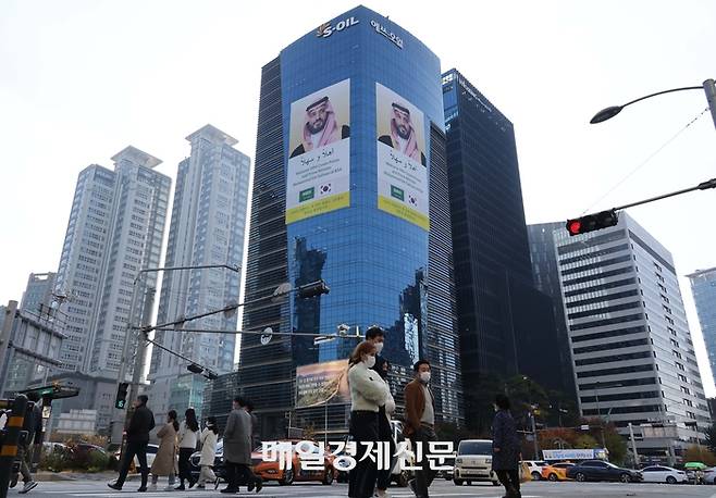 단독 에쓰오일 방한 앞둔 빈살만 대형 사진 걸고 ‘환영 인사