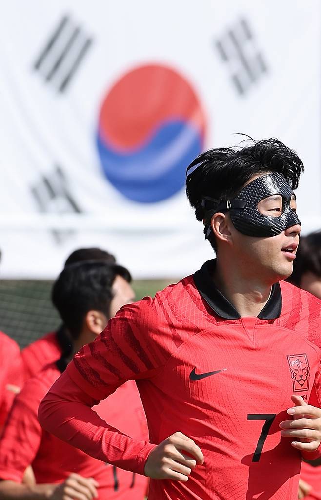카타르 Now 마스크 쓴 손흥민 해외도 주목 한국의 에이스가 돌아왔다