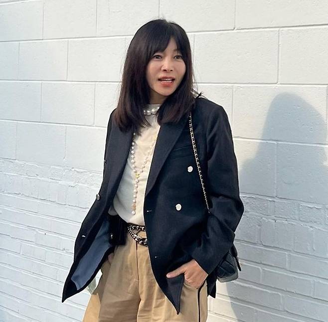 황신혜 가을의 끝자락 60대 패셔니스타의 시크한 나들이룩 패션엔