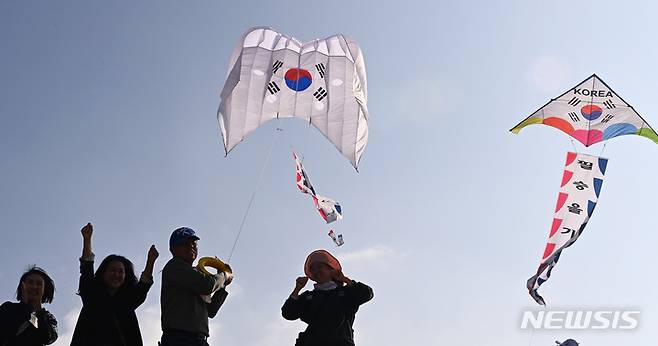 16강 기원 연날리기