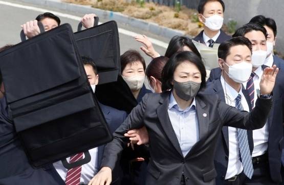 박근혜 前 대통령 사저 입주 때 소주병 던진 40대 항소심서 집유