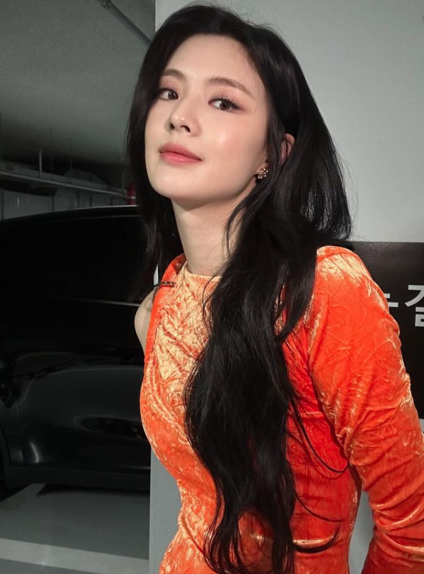 행사장서 찍힌 사진 너무 예뻐 난리인 여배우오렌지 드레스룩 어썸클