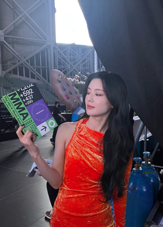 행사장서 찍힌 사진 너무 예뻐 난리인 여배우오렌지 드레스룩 어썸클