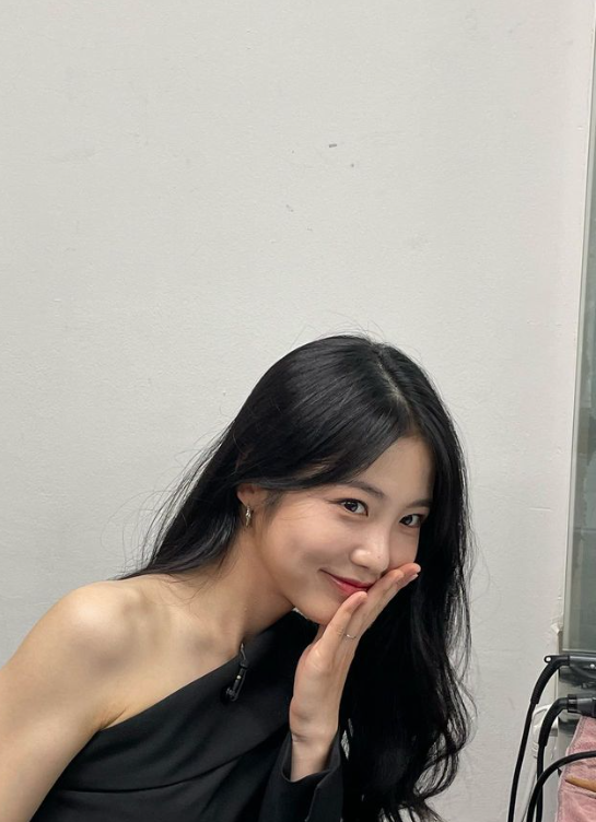 연예인 실물 이런느낌얼굴도 예쁜데 여리여리 핏 여배우블랙드레스룩 어썸클