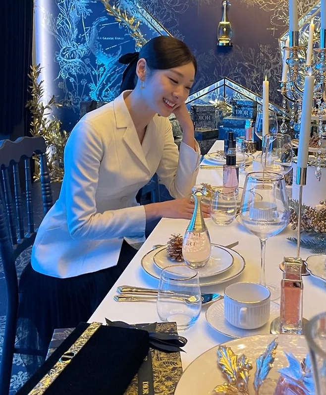 새댁 김연아 결혼후 더 예뻐졌네 품격있는 홀리데이 투피스 나들이룩 패션엔