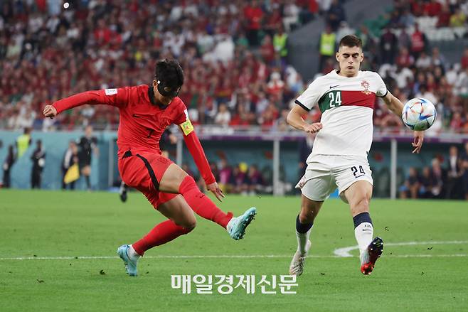 공격 펼치는 손흥민