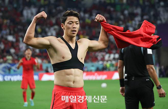 포토 역전 골 넣고 세레머니 하는 황희찬
