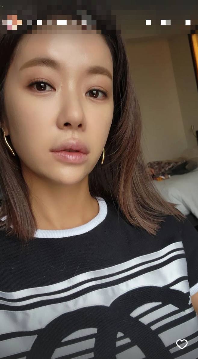 황정음 리즈 시절 외모 되찾았네온몸 감싼 샤넬 로고