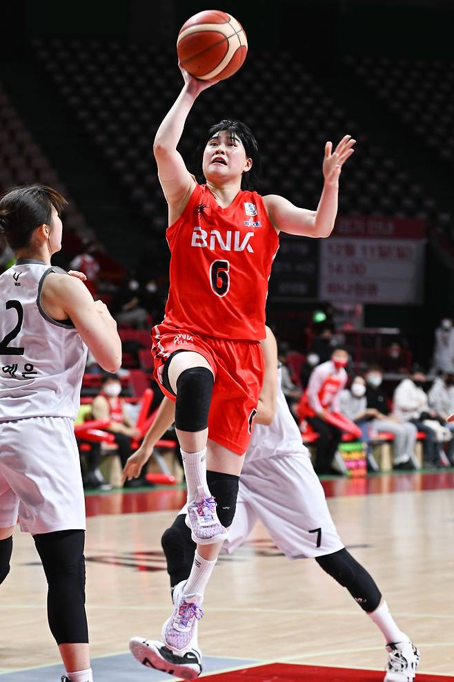 '이소희 26점 10리바운드' BNK, KB에 69-60 승리