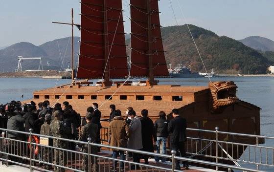 해군이 재현한 임진왜란 당시 거북선총통 발사 가능한 용두 철갑 대신 목판 덮개