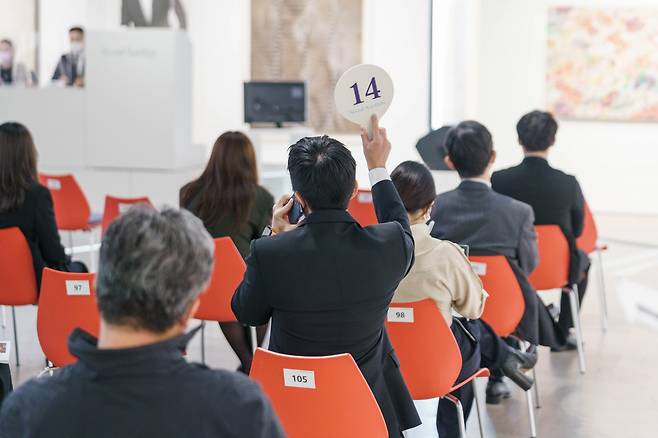 주저앉은 낙찰률 불안한 경매시장미술시장 긴 겨울 들어가나 식어가는 미술시장①