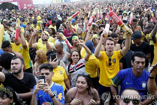 한국전 승리에 기뻐하는 브라질 축구 팬들