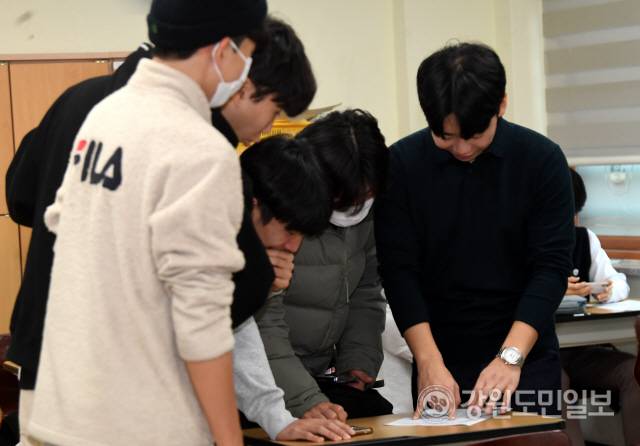 현장 컷 한숨과 웃음이 교차 수능 성적표 배부 교실 표정