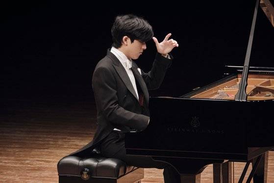 임윤찬 첫 서울 리사이틀 록 콘서트 같은 환호와 기립박수