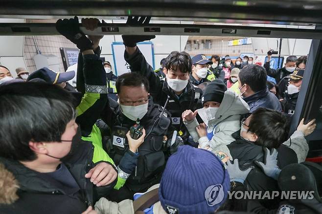 전장연 시위로 지하철 지연 심하면 무정차내일 삼각지역부터종합