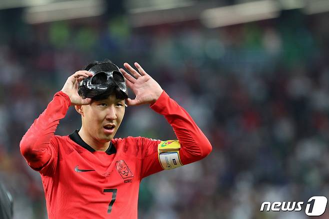 쉴 틈이 없다토트넘 복귀한 손흥민 마스크 벗고 훈련 합류