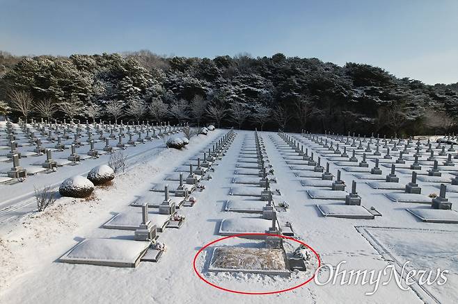 사진 폭설내린 날 홍범도장군 묘역에만 눈이 없었던 이유