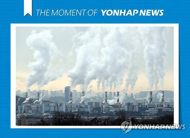 모멘트 강추위에 발전소 굴뚝서 뿜어져 나오는 수증기