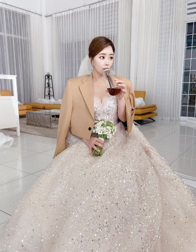 9살 연하와 결혼 8년만에 임신 소식 전한 46세 여가수경사 어썸클