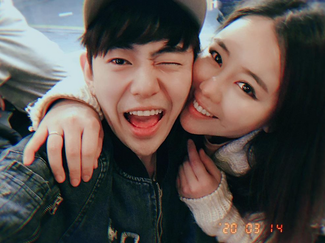 9살 연하와 결혼 8년만에 임신 소식 전한 46세 여가수경사 어썸클