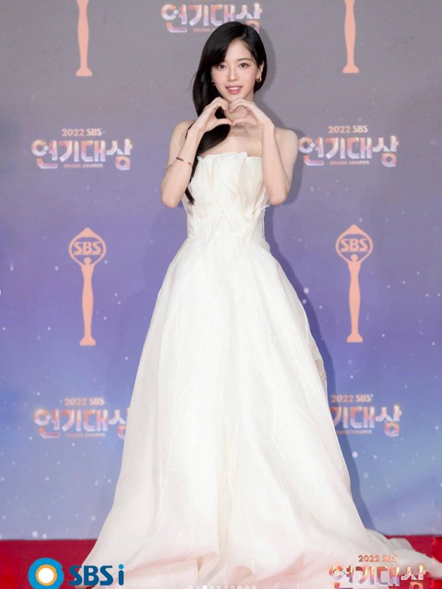 진짜 하얗네시상식장 등장 너무 예뻐 난리난 여배우천사같아 화이트 드레스룩 어썸클