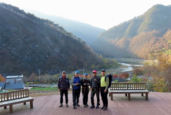 개가 고개 이름 만들었다동강 U라인 뼝대 V라인이 빚은 명승