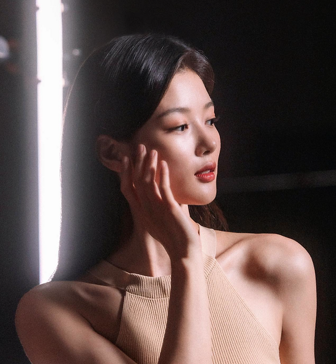 국민 여동생김유정확 달라져 성숙해진 스타일링홀터넥 니트룩 어썸클
