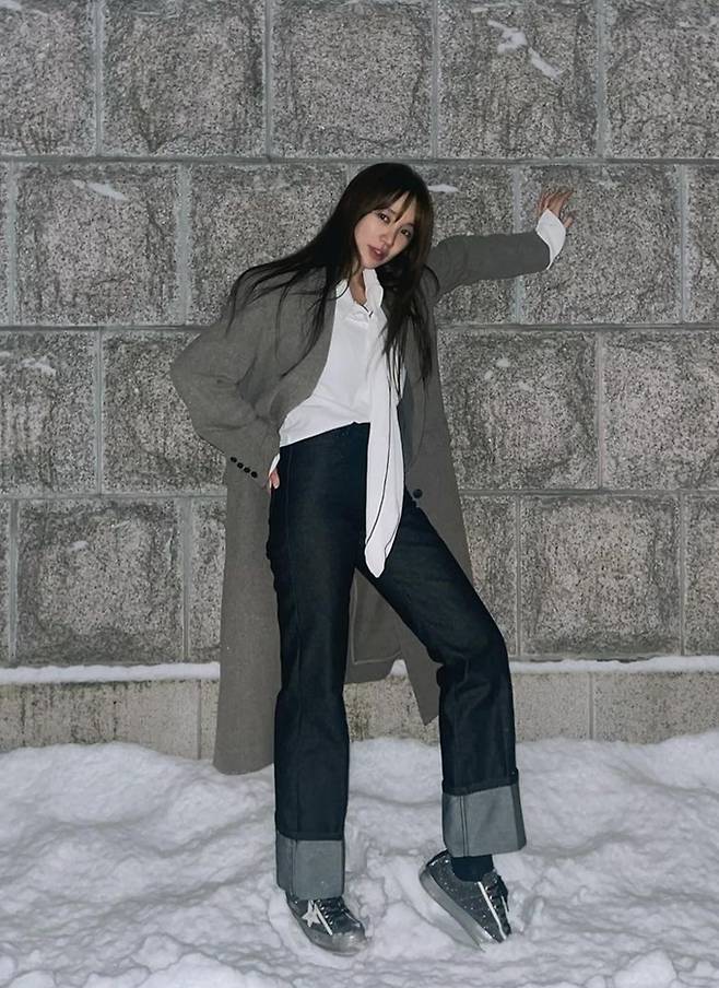 윤은혜 눈밭에도 코트 포기할수 없는 얼죽코 산책룩 패션엔