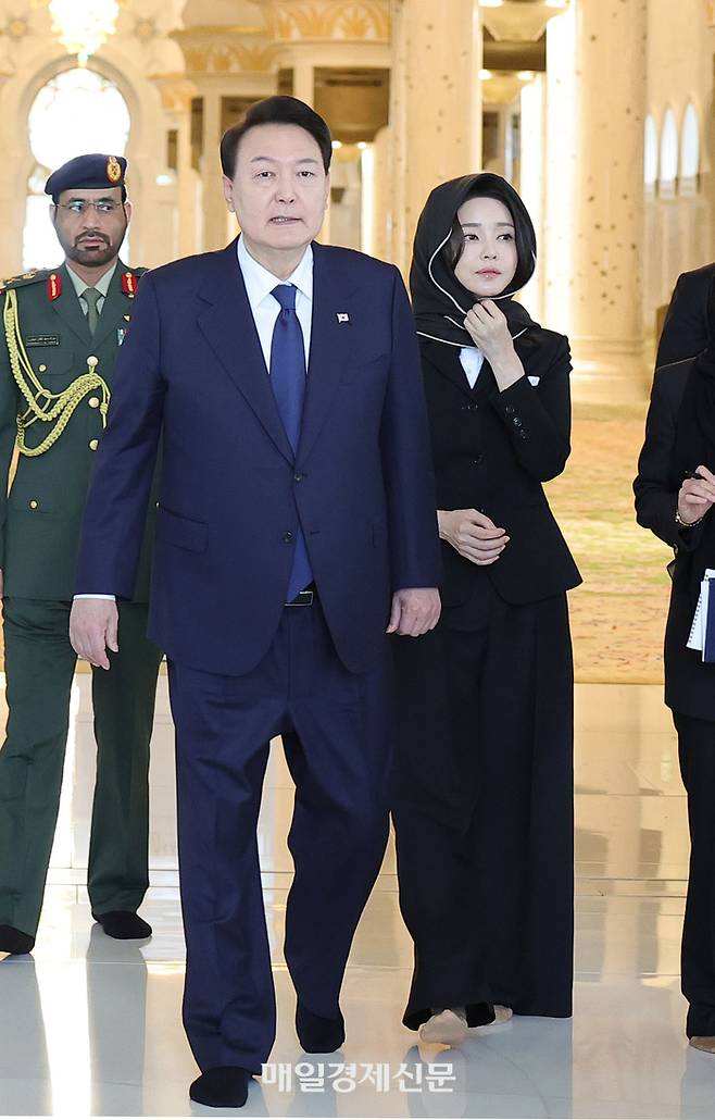 포토 아부다비 셰이크 자이드 그랜드 모스크 방문한 윤대통령 내외
