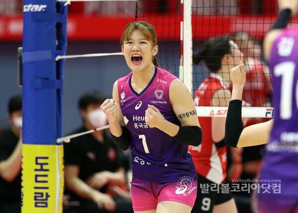 공격성공 기뻐하는 김다은