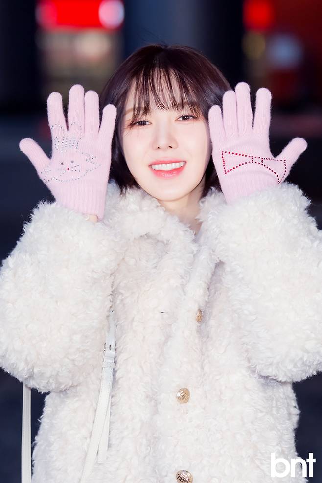 [bnt포토] 레드벨벳 웬디 '토끼와 하트리본 장갑 낀 다람쥐'