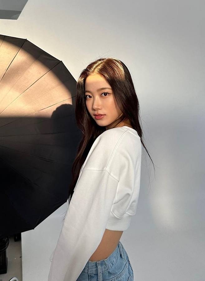 수지 닮은 르세라핌 카즈하 복근은 이시영 크롭티로 뽐낸 Y2k 스타일 패션엔