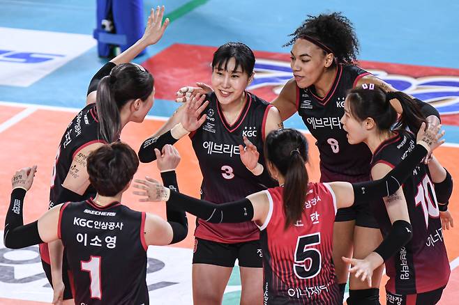 안갯 속 봄배구 향방 인삼공사 기업은행 완파4위와 승점 동률