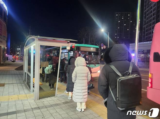 핫팩·롱패딩도 역부족 재택 그립다최강 한파에 험난한 출근길