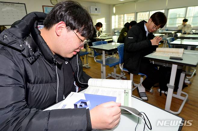 친구 맨 얼굴보니 반갑네 노마스크 첫날 학교에 핀 웃음꽃