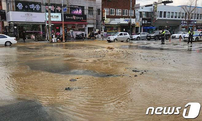 부산 사하구 하단동 도로서 누수상수도 파열 추정