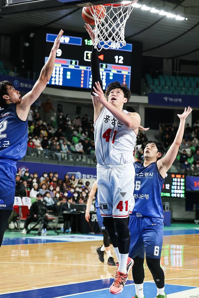 뒷심도 강한 KGC, 8연승 선두 질주…한국가스공사는 8연패