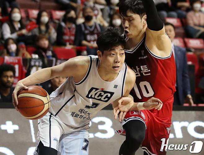 드리블 돌파 시도하는 KCC 정창영